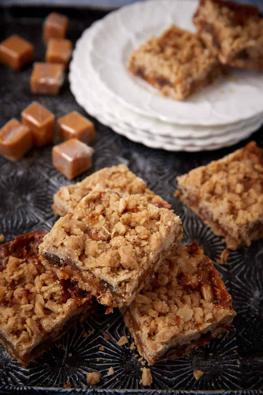 Gooey Carmelita Bars with Caramel, Chocolate and Oatmeal - Easy ...