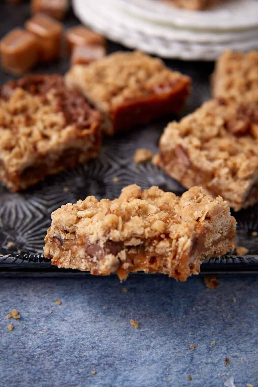 Gooey Carmelita Bars with Caramel, Chocolate and Oatmeal - Easy ...