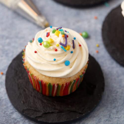 Light and Moist Vanilla Cupcakes with Vanilla Buttercream Frosting ...