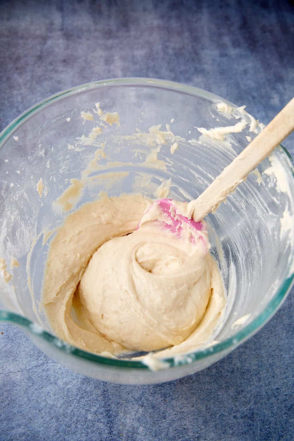 Light and Moist Vanilla Cupcakes with Vanilla Buttercream Frosting ...