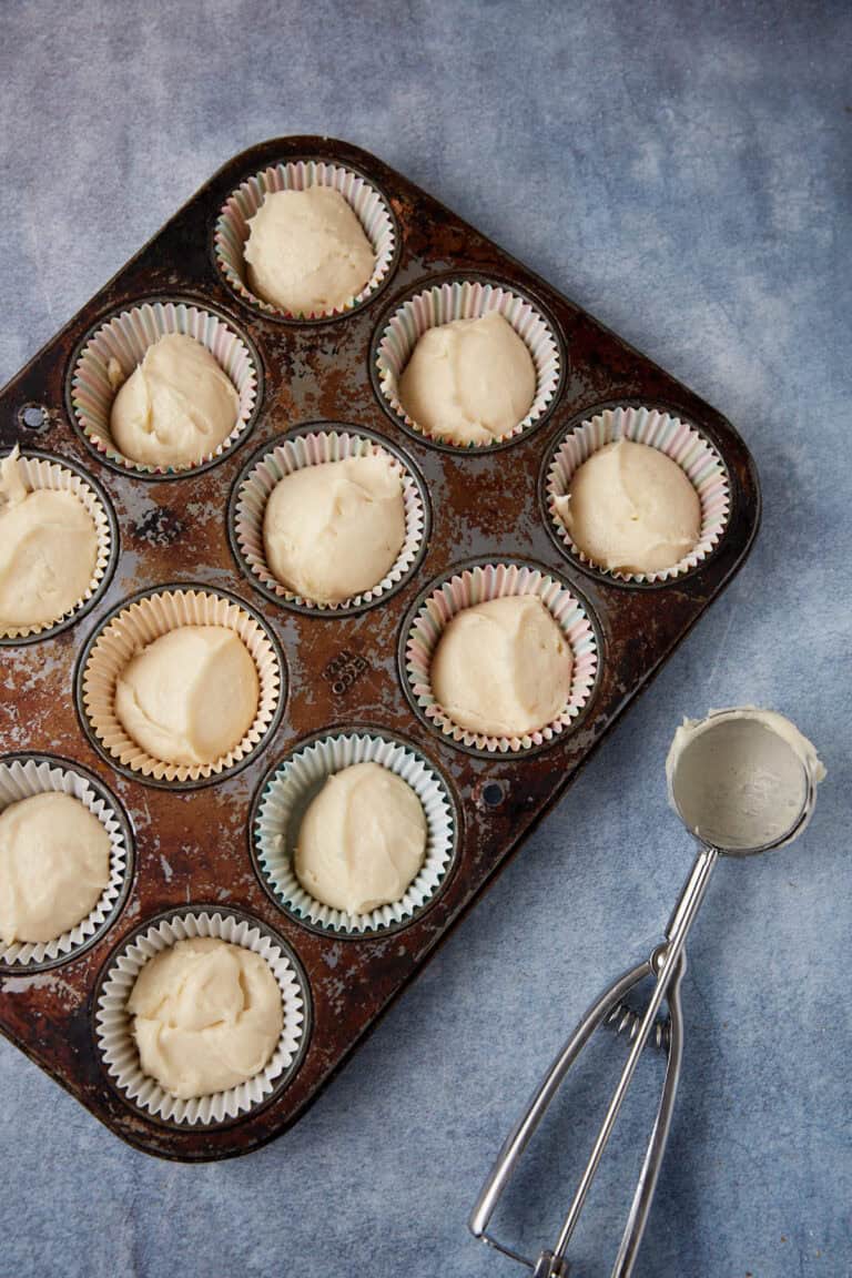 Light and Moist Vanilla Cupcakes with Vanilla Buttercream Frosting ...