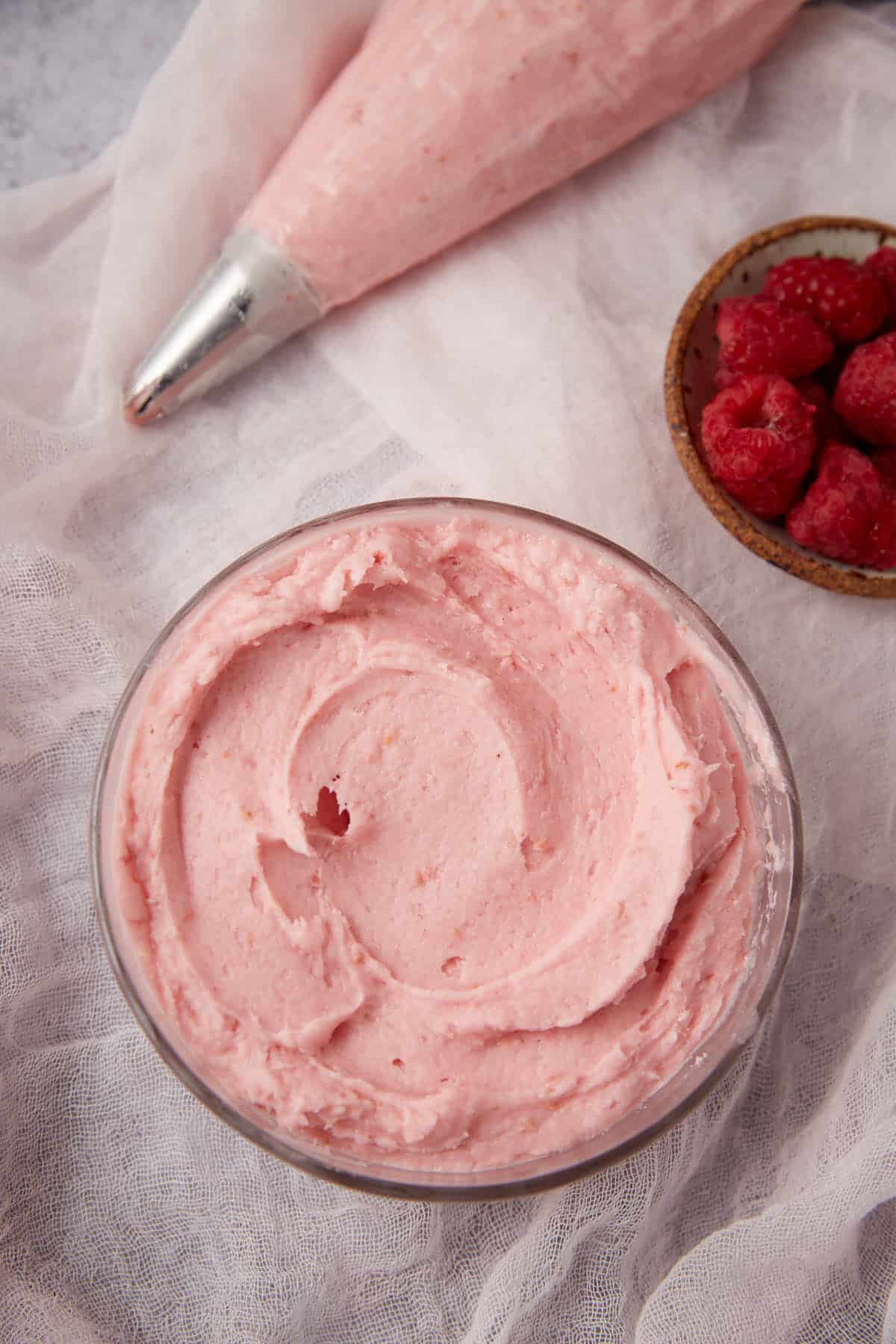 Raspberry Buttercream Frosting (Made with Real Raspberries) - Easy ...