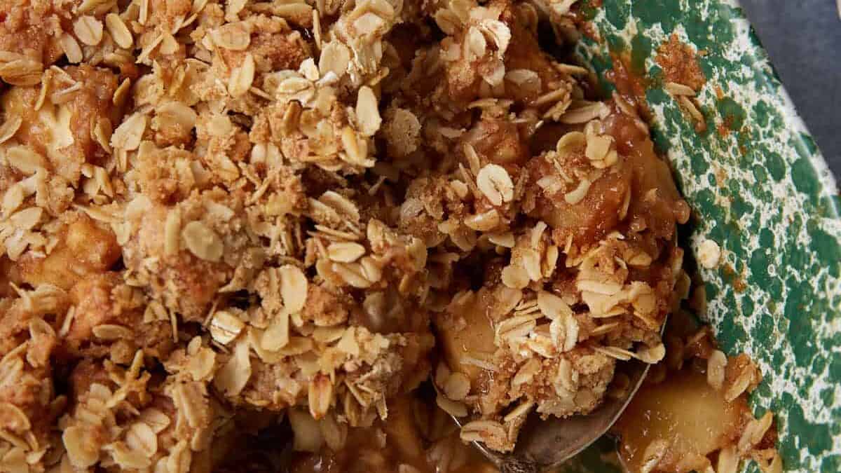 Crispy Oatmeal Apple Crisp with a Warm, Juicy Cinnamon Filling - Easy ...