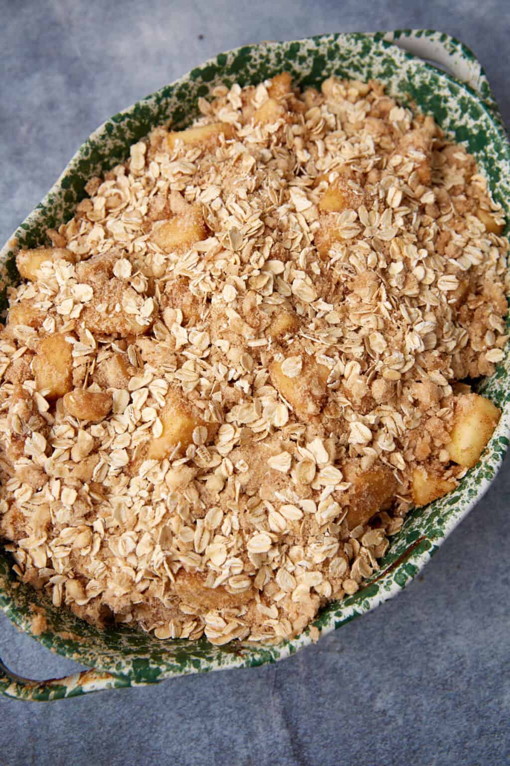 Crispy Oatmeal Apple Crisp with a Warm, Juicy Cinnamon Filling - Easy ...