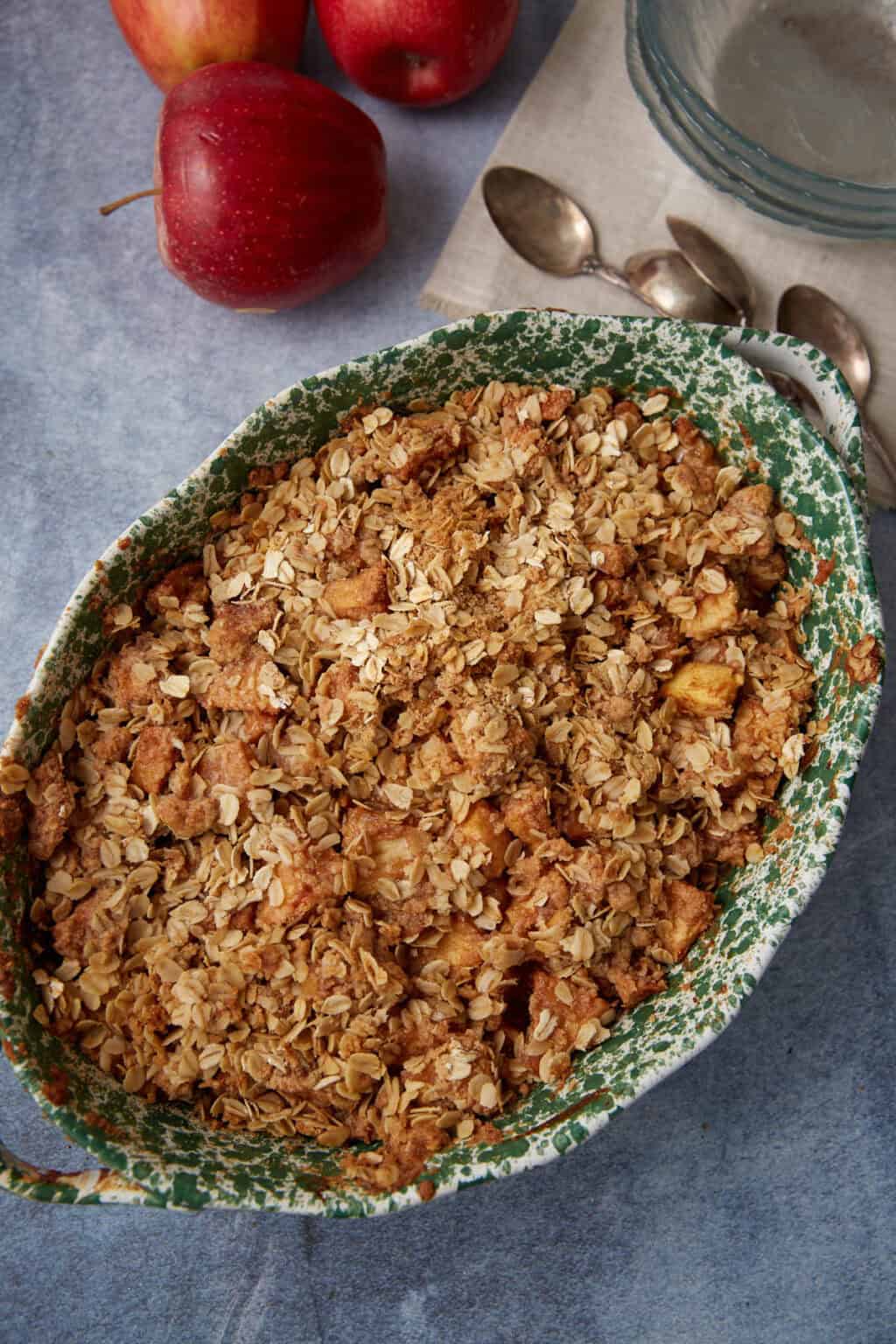 Crispy Oatmeal Apple Crisp with a Warm, Juicy Cinnamon Filling - Easy ...
