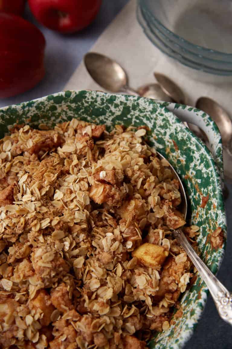 Crispy Oatmeal Apple Crisp with a Warm, Juicy Cinnamon Filling - Easy ...